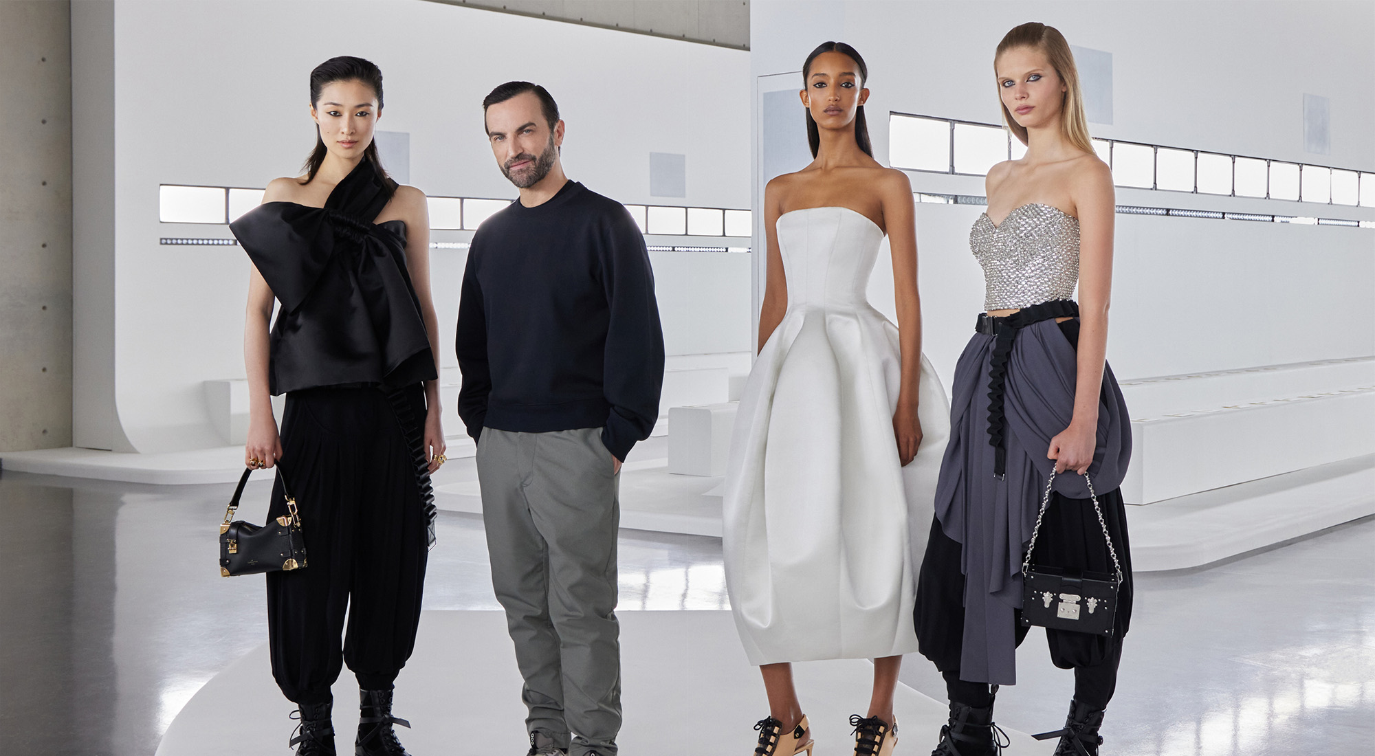 路易威登（LOUIS VUITTON）寰游时装秀2024早秋女装系列在上海发布 - LVMH