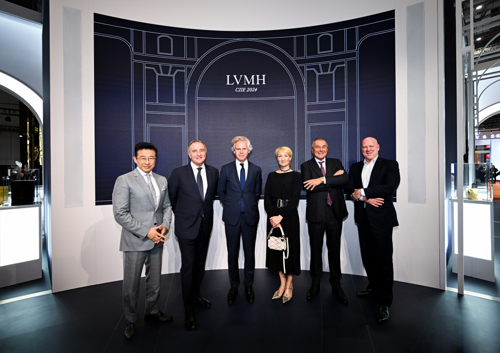 全球精品时尚行业领导者LVMH路威酩轩集团（以下简称“LVMH集团”）第五次参展中国国际进口博览会（CIIE），共庆中法建交六十周年。LVMH ...